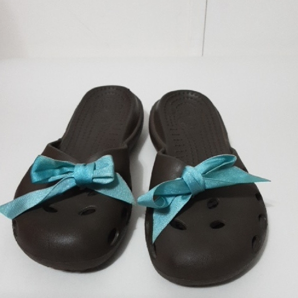 Shoes | Crocs Audrey Hall Mark Brown Slip On Mule With Blue Bow | Poshmark